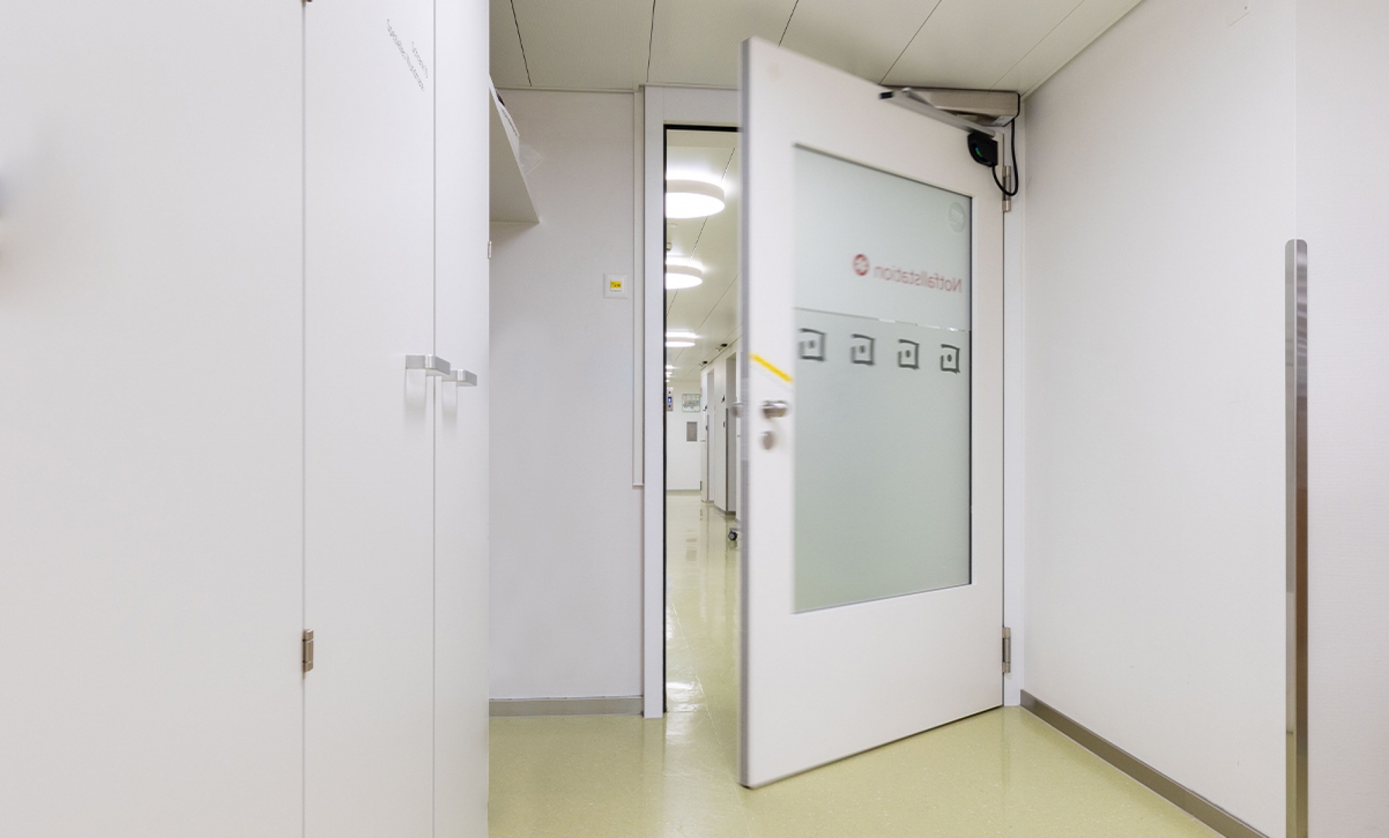 Hinged doors for unobstructed passage - Galvolux