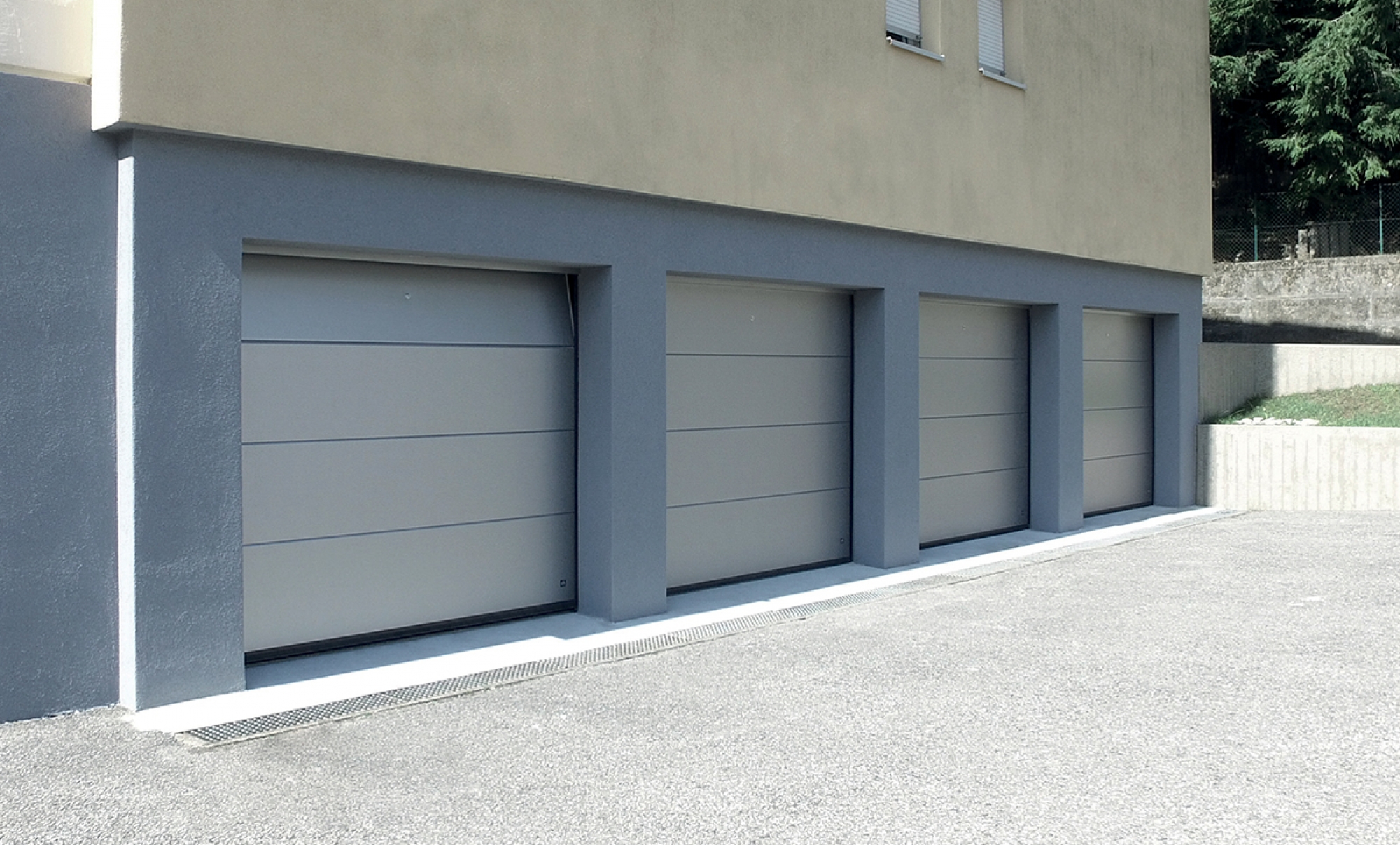 Portoni sezionali automatici per ambienti residenziali - Galvolux